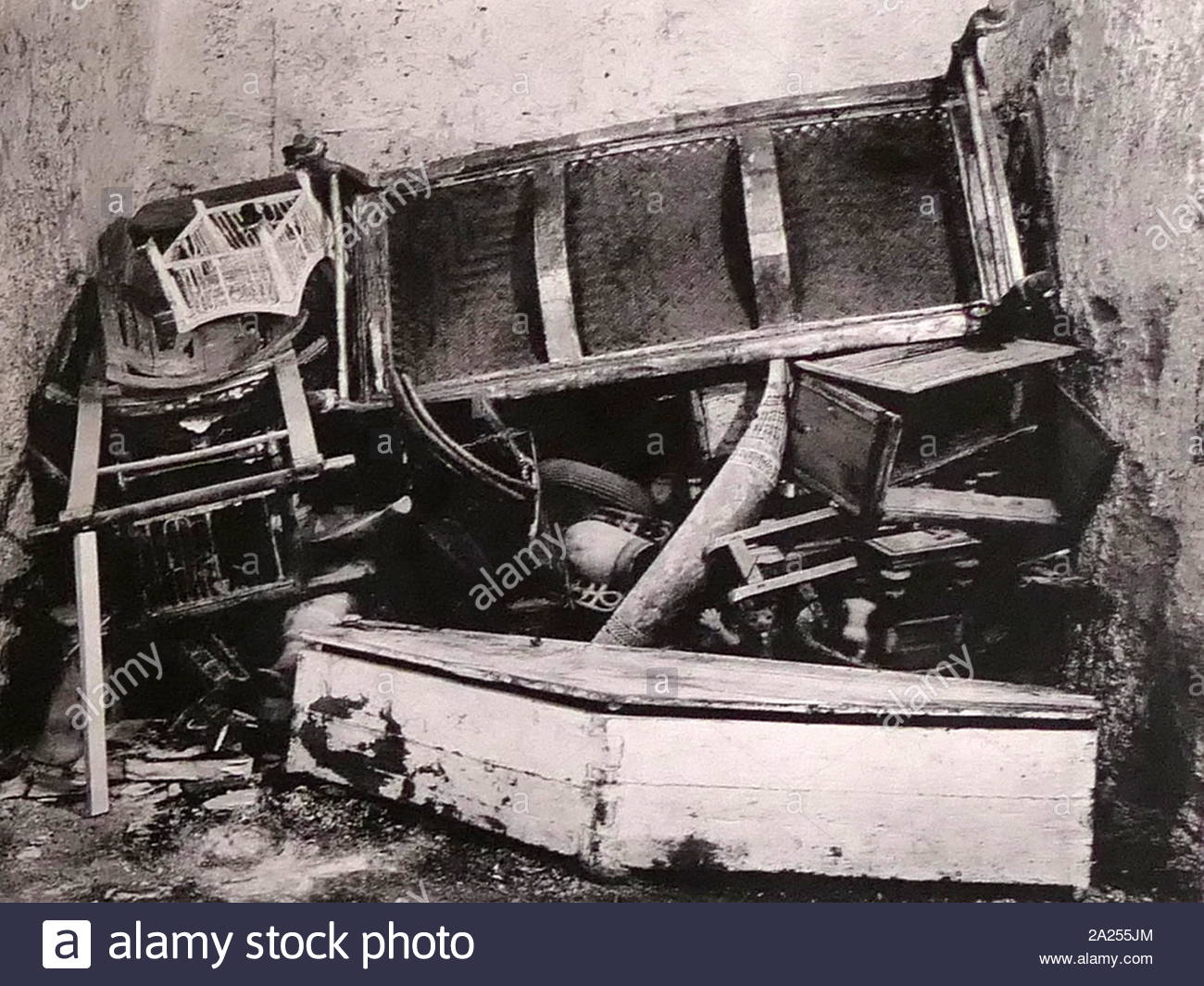 Treasures photographed in the tomb of the young pharaoh Tutankhamen in ...