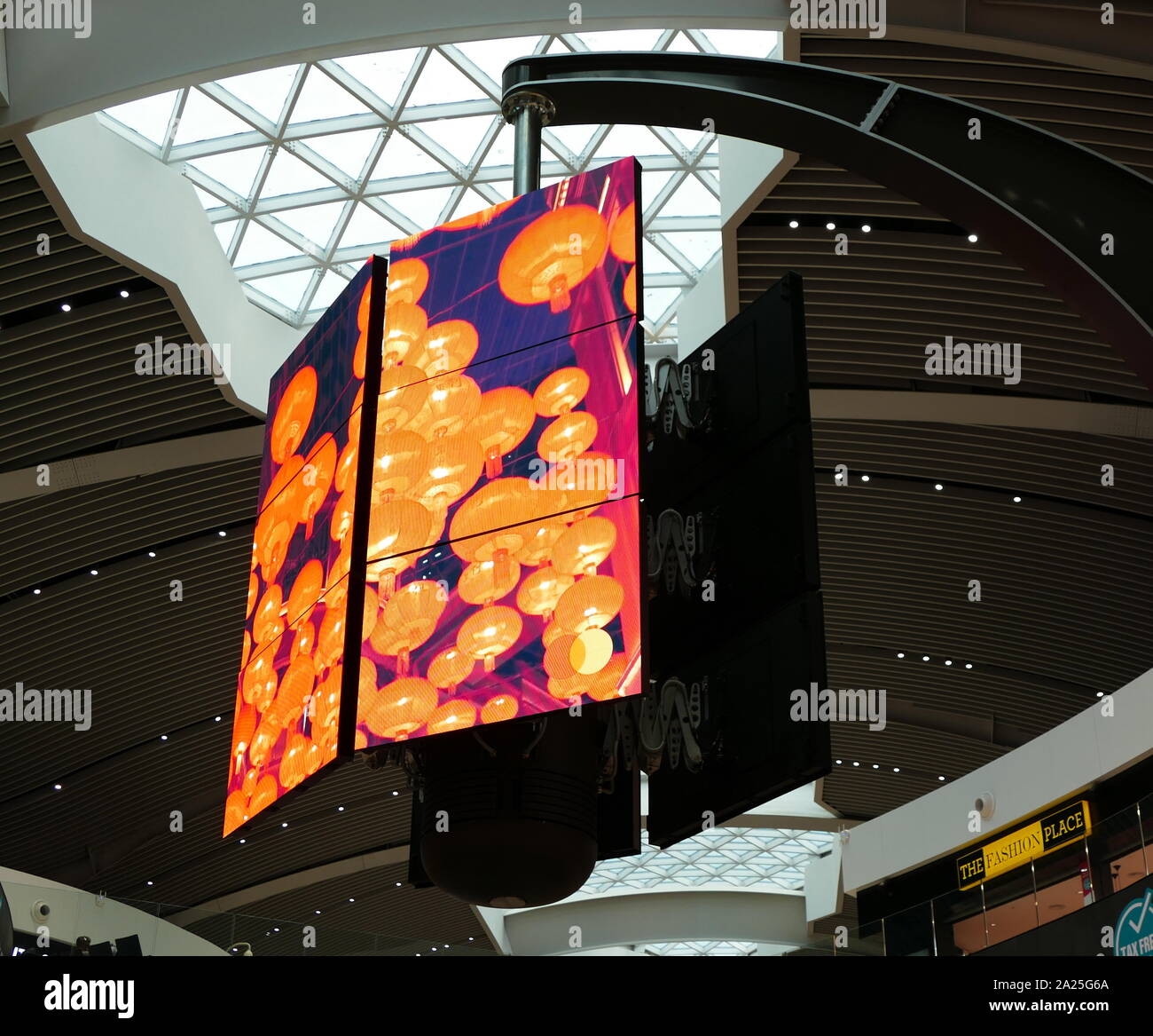 Tv screens bank hi-res stock photography and images - Alamy