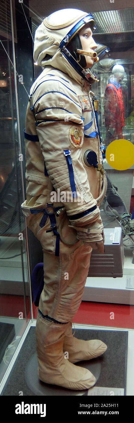 Krechet-94 spacesuit - the Soviet semi-rigid spacesuit with integrated ...