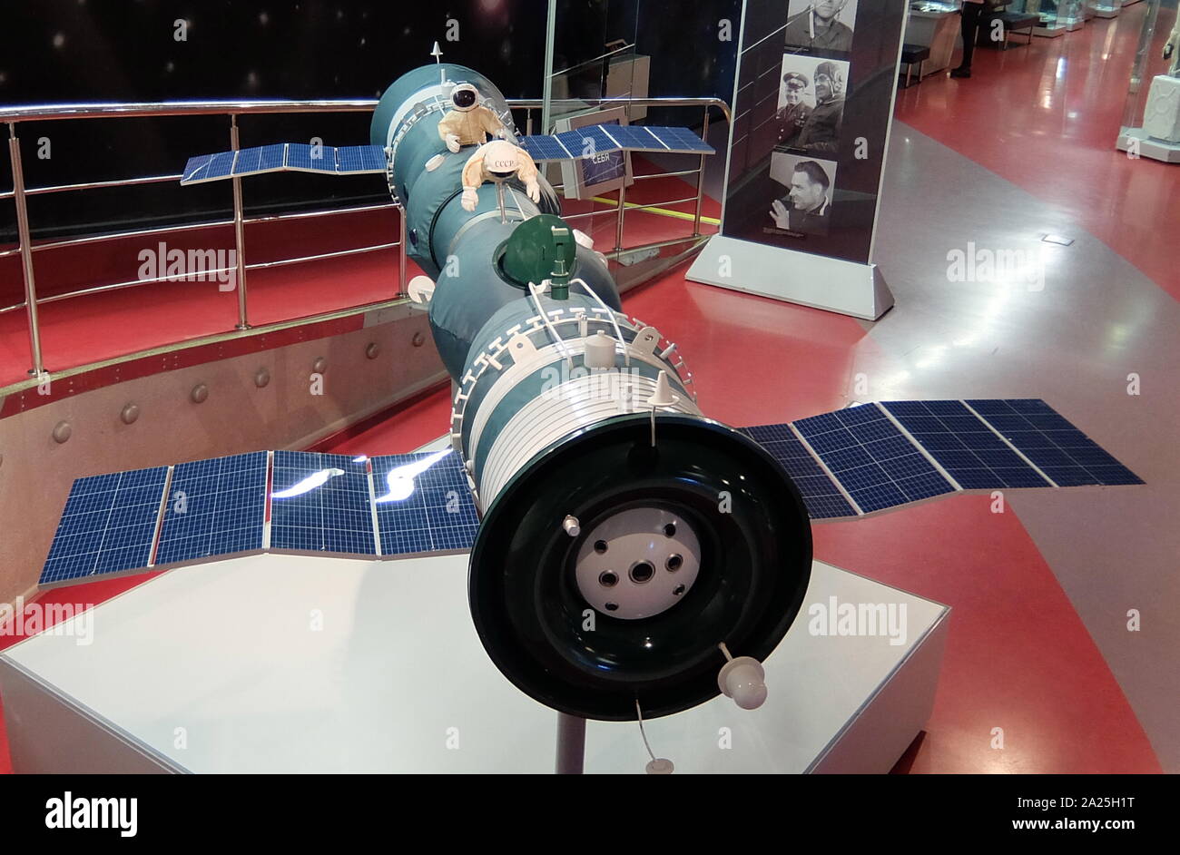 Soyuz-4 and Soyuz 5 spacecraft docking - the world's first orbital ...