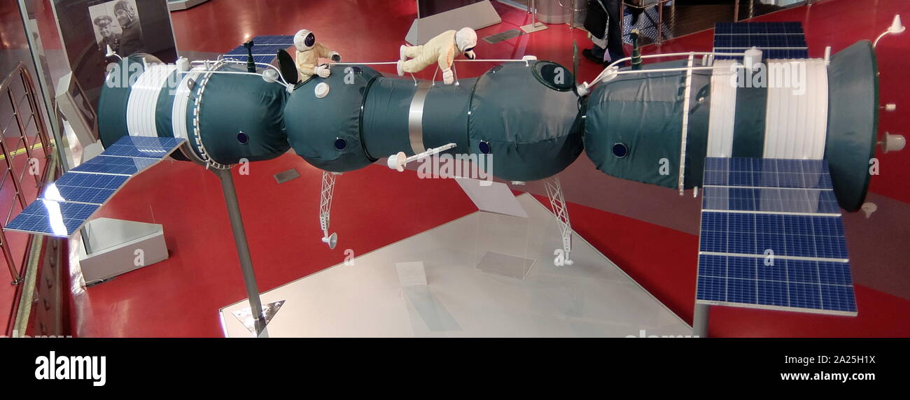 Soyuz-4 and Soyuz 5 spacecraft docking - the world's first orbital ...