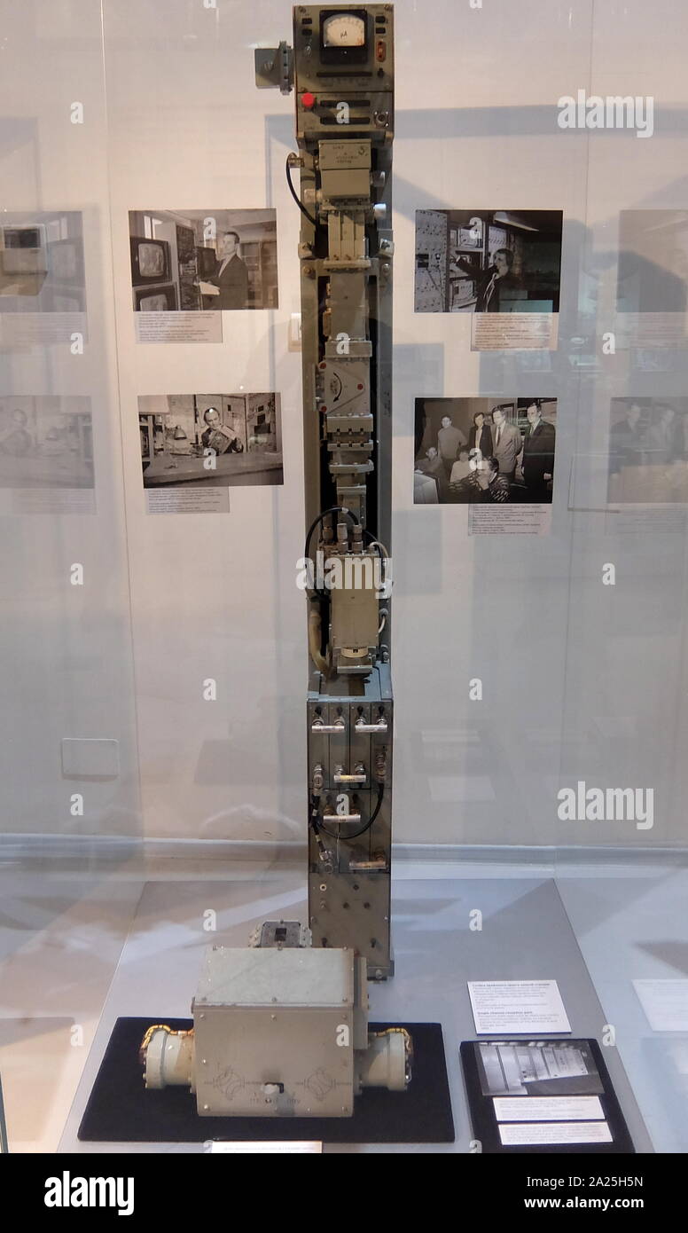 Gradient antenna waveguide switch designed to pass electromagnetic ...