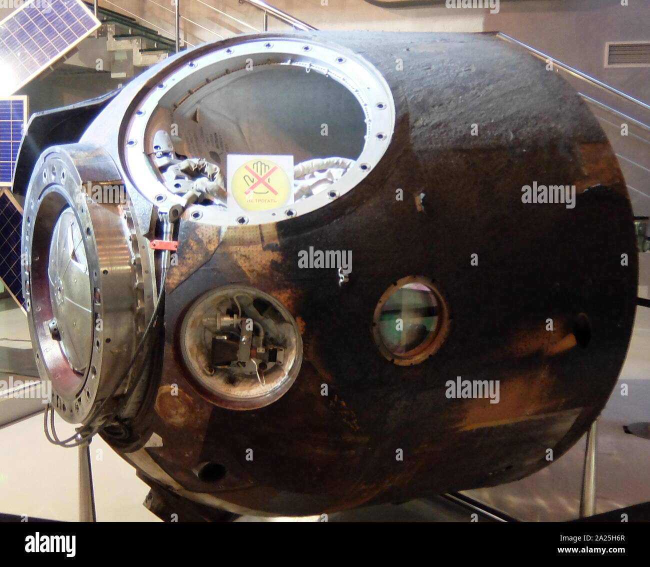 Satellite kosmos hi-res stock photography and images - Alamy