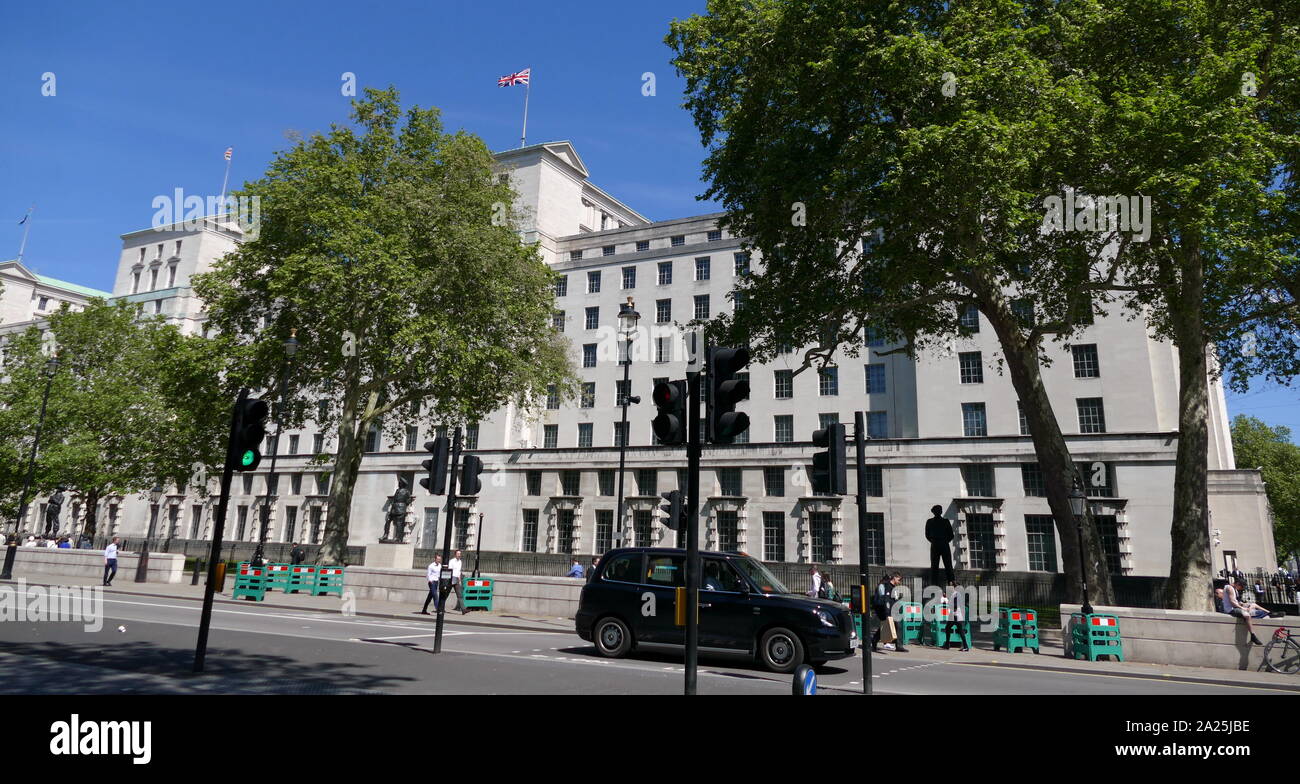 Ministry of defence whitehall hi-res stock photography and images - Alamy