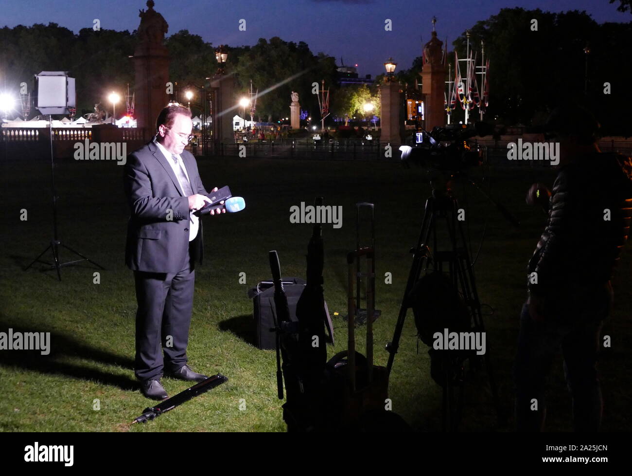 London news reporter with police hi-res stock photography and images ...
