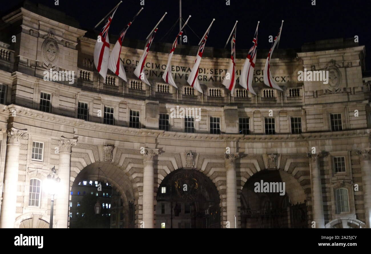 Mall flags hi-res stock photography and images - Alamy