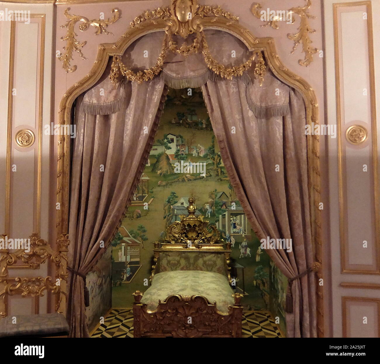 Versailles gardens archive hi-res stock photography and images - Alamy