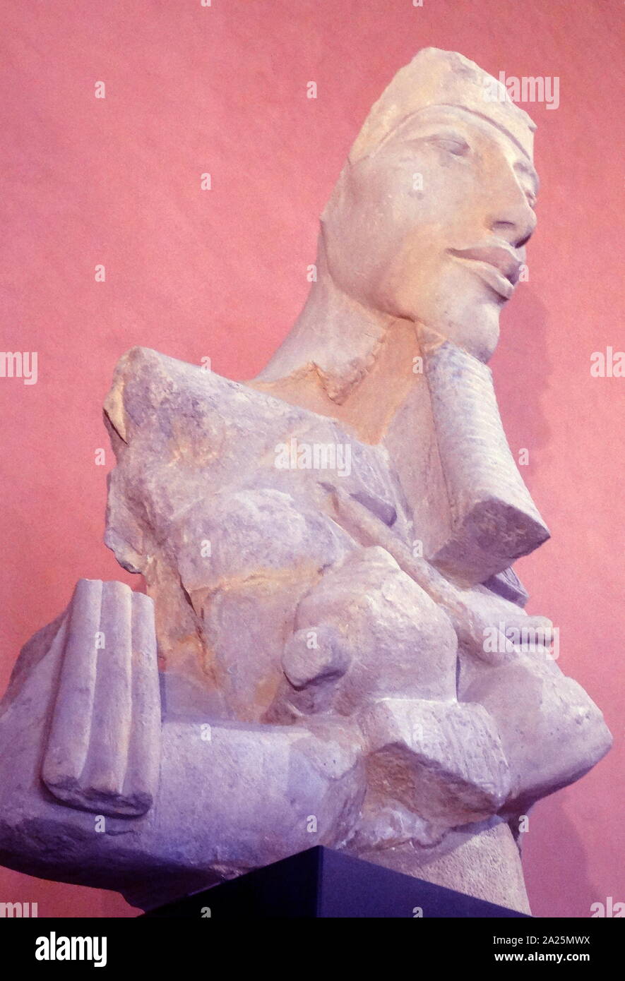 Akhenaten statue hi-res stock photography and images - Alamy
