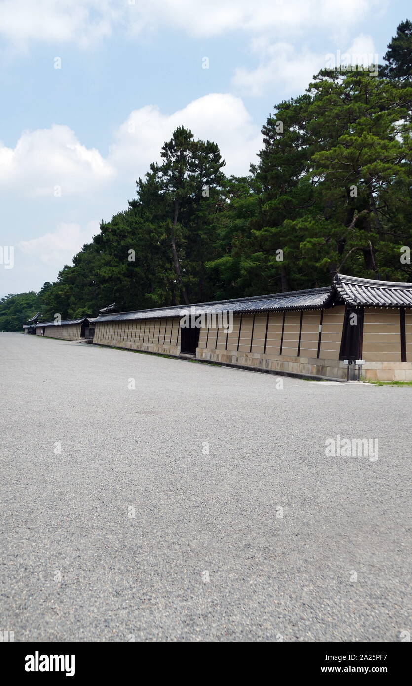The Kyoto Imperial Palace is the former ruling palace of the Emperor of ...