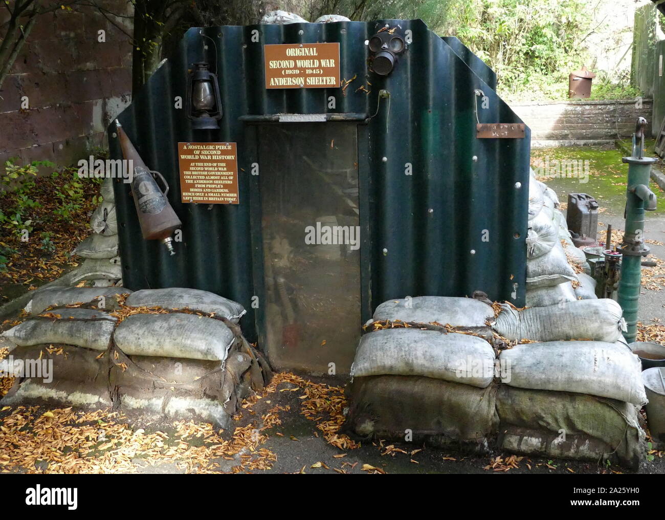 Anderson shelter hi-res stock photography and images - Alamy