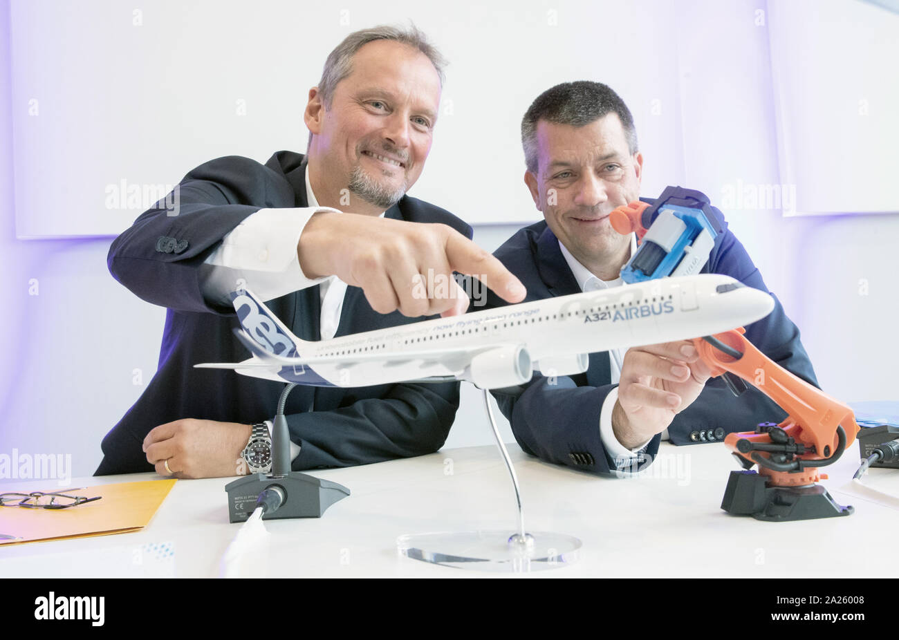 01 October 2019, Hamburg: Michael Schöllhorn (l), Chief Operating ...