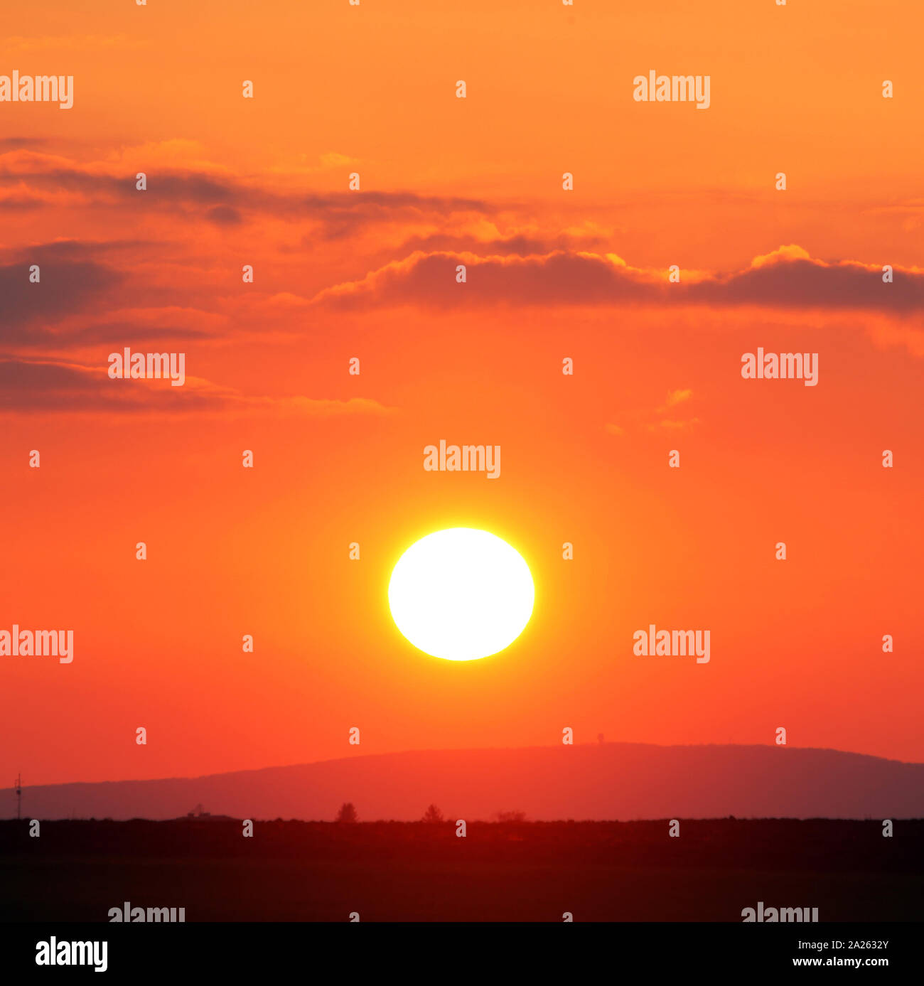 Red evening sun with clouds hi-res stock photography and images - Alamy