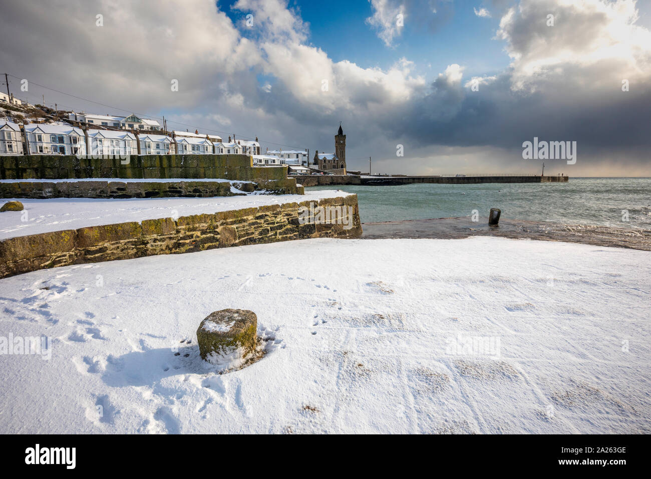 Cornwall snow harbour hi-res stock photography and images - Alamy