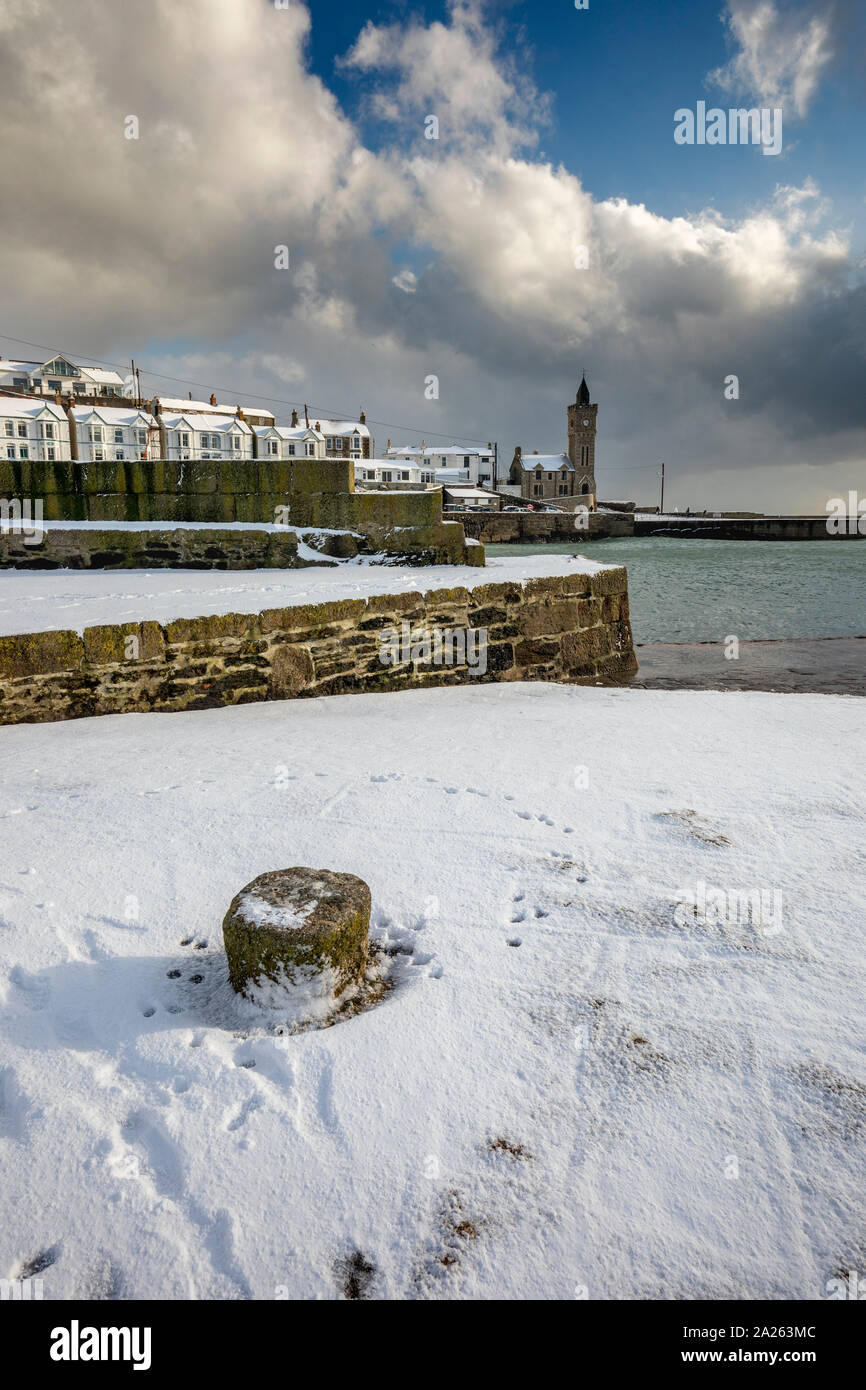Cornwall snow harbour hi-res stock photography and images - Alamy