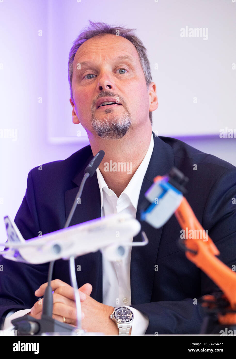 01 October 2019, Hamburg: Michael Schöllhorn (l), Chief Operating ...