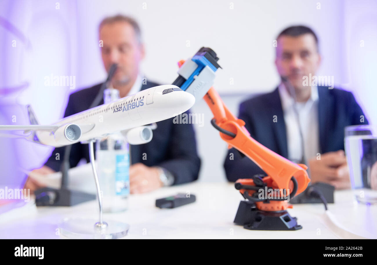 01 October 2019, Hamburg: The model of an A321 Airbus is on the table ...