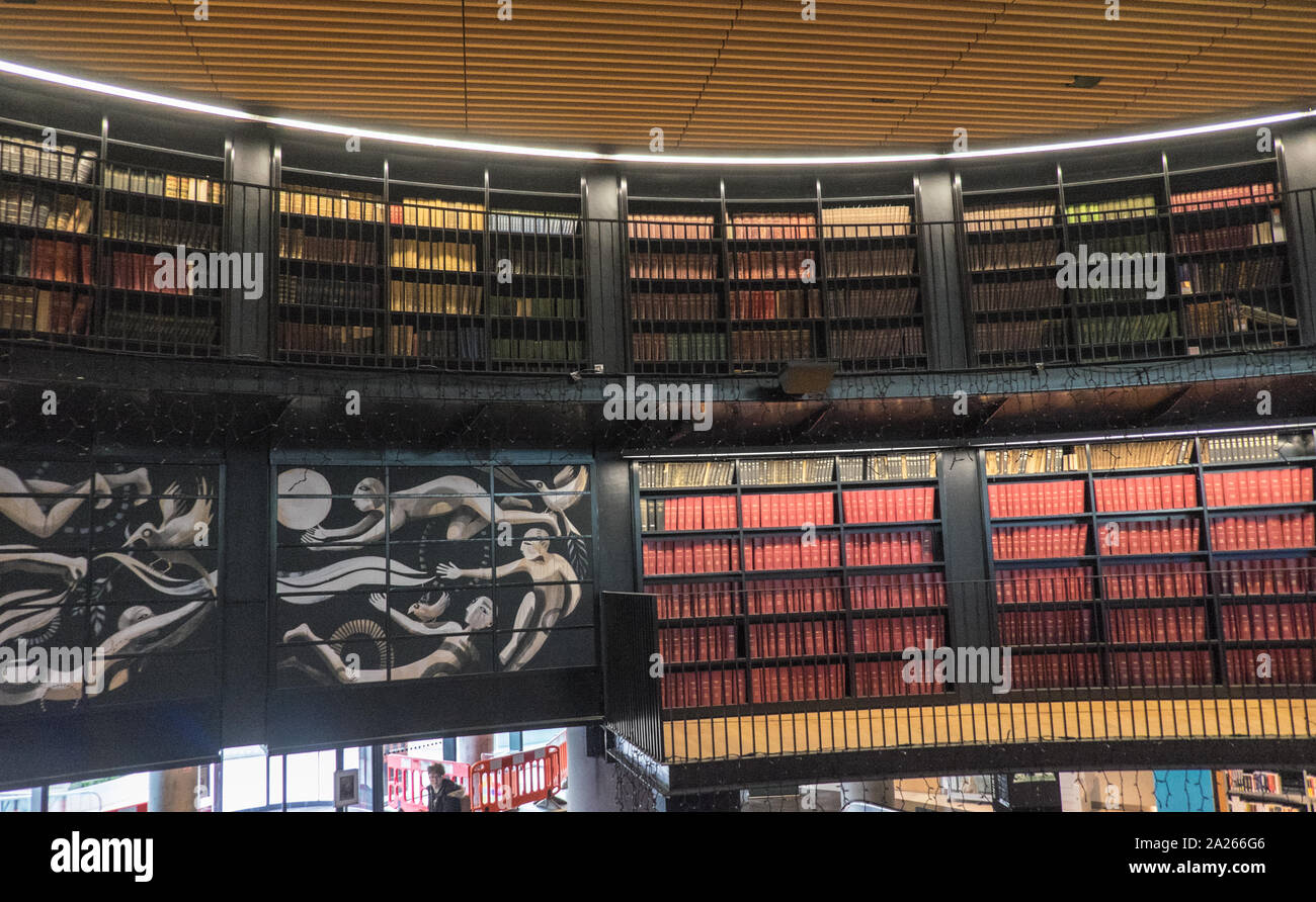 Bookshelves library birmingham hi-res stock photography and images - Alamy