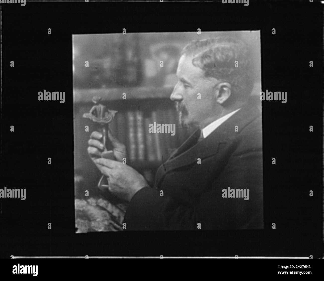 Portrait photograph of Paris Singer Stock Photo - Alamy