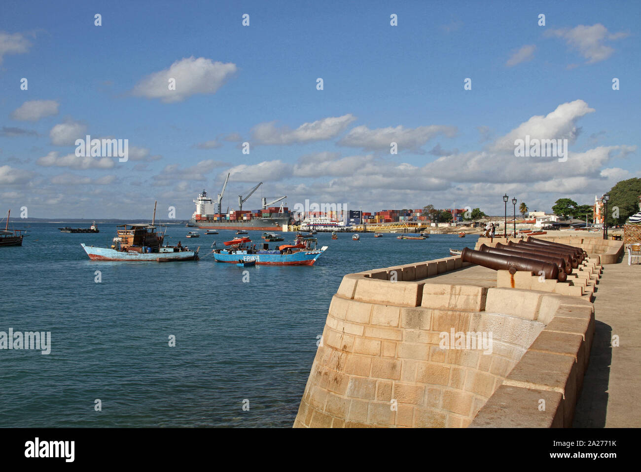 Harbour and old fashioned cannons waterfront from Forodhani Park, Stone ...