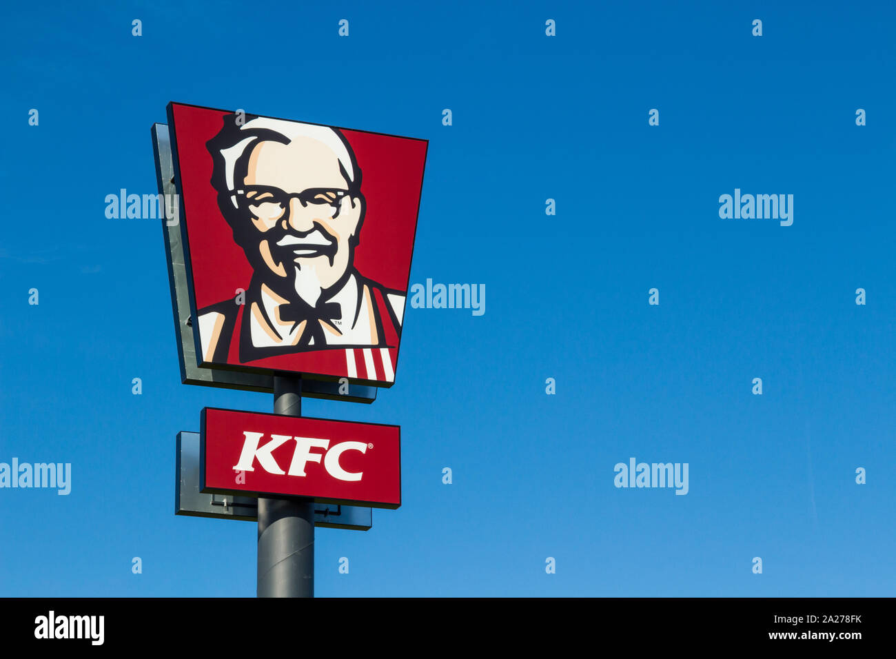 Fried chicken fast food restaurant hi-res stock photography and images ...