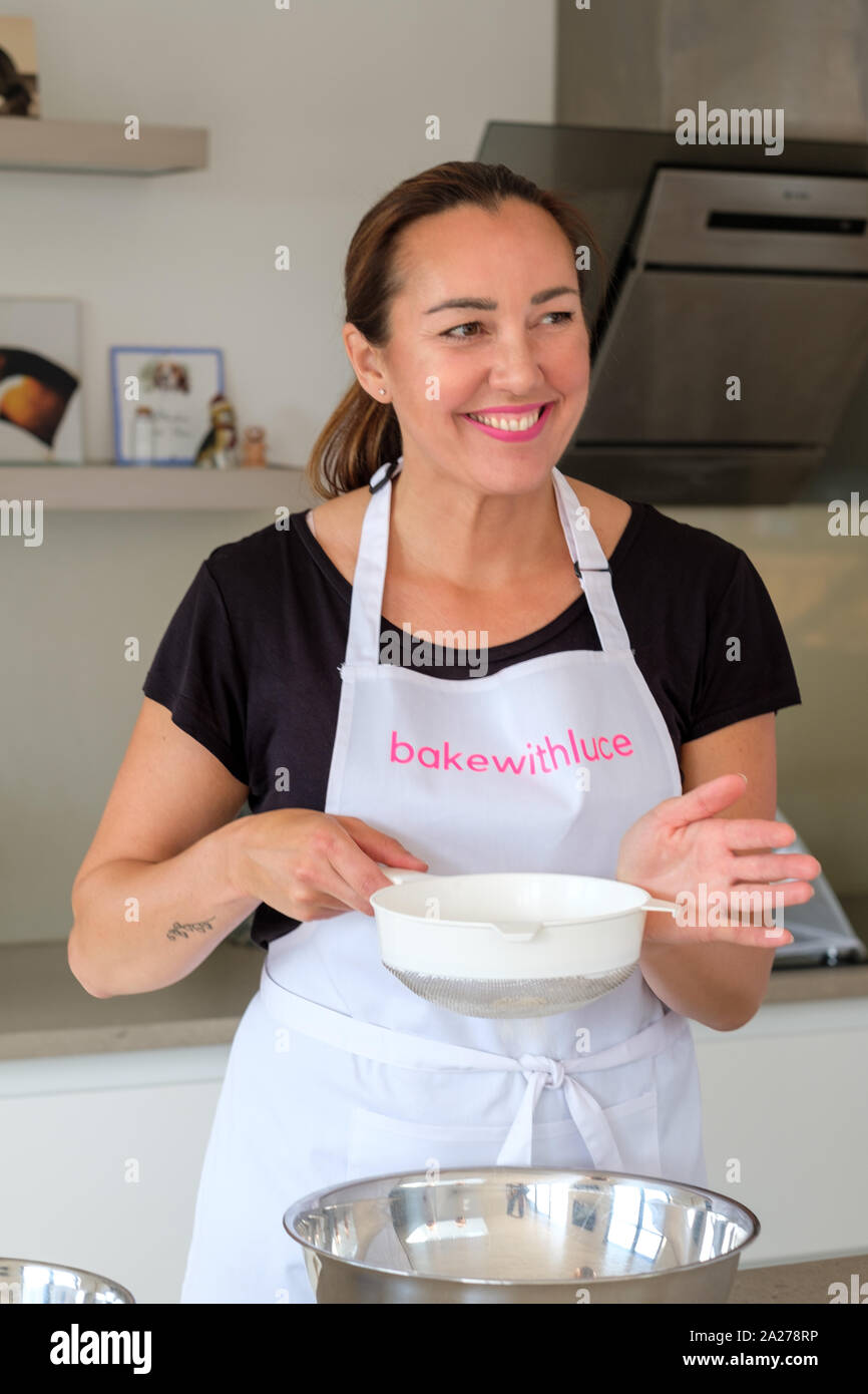 Cake making sponge hi-res stock photography and images - Alamy