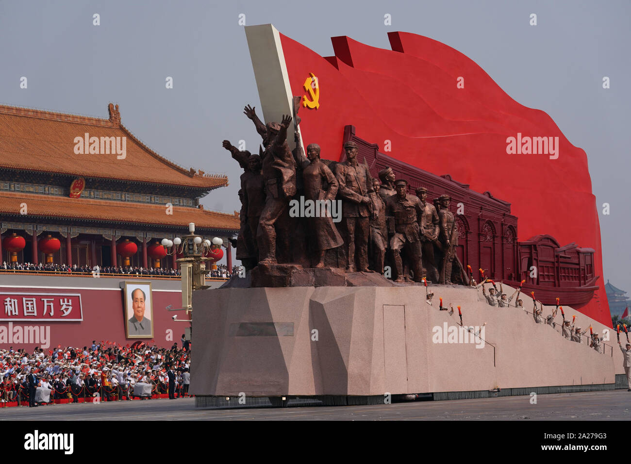 Beijing, China. 01st Oct, 2019. A float featuring Chinese Communist ...