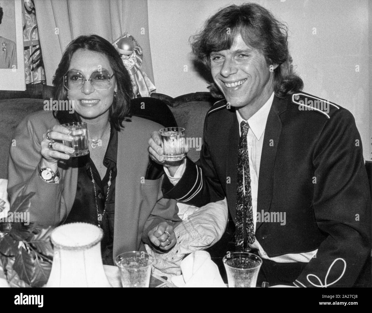 Nana Mouskouri (r) appears on 14 June 1986 in Kay's Bistro in Munich ...