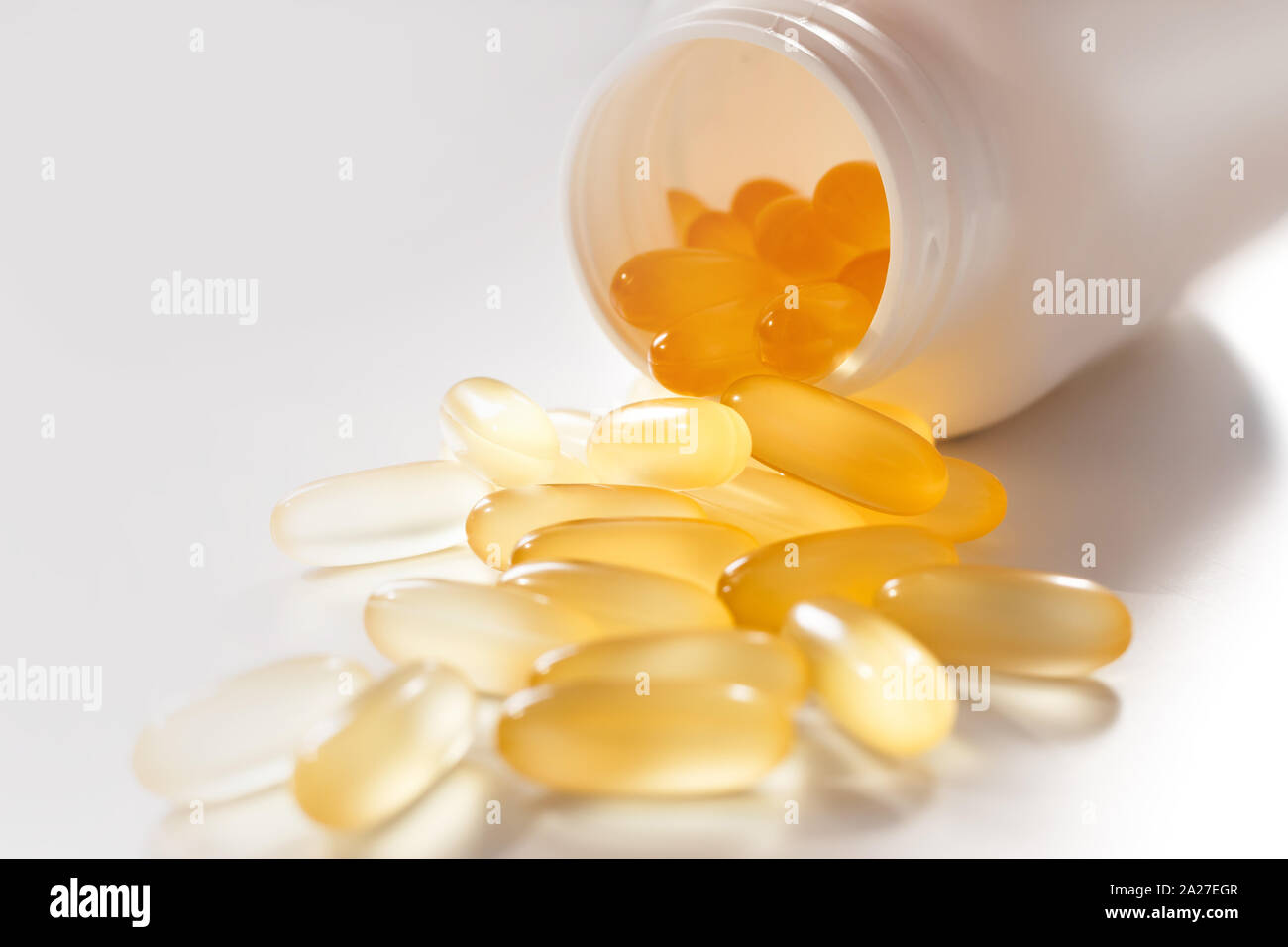 Fish oil capsules pile hi-res stock photography and images - Alamy