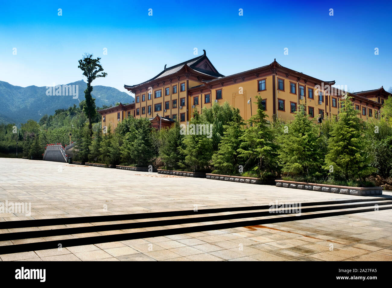 Chinese monastery hi-res stock photography and images - Alamy