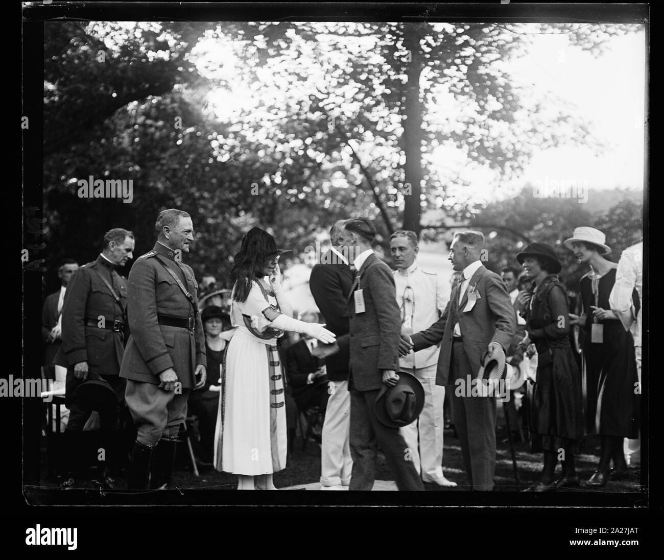Soldiers shaking hands hi-res stock photography and images - Alamy