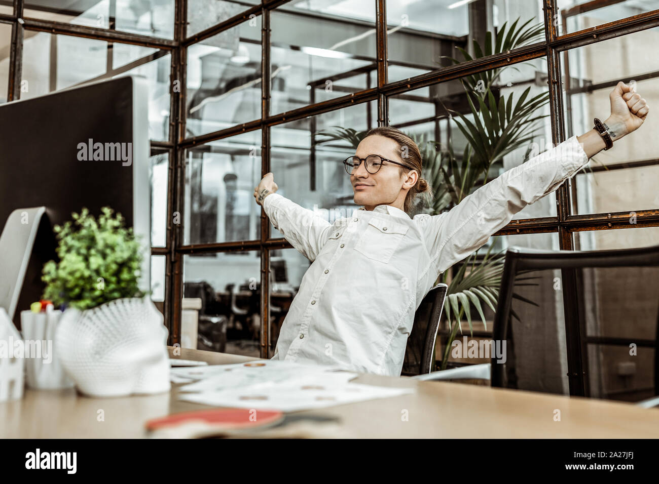 Man staring at computer hi-res stock photography and images - Alamy