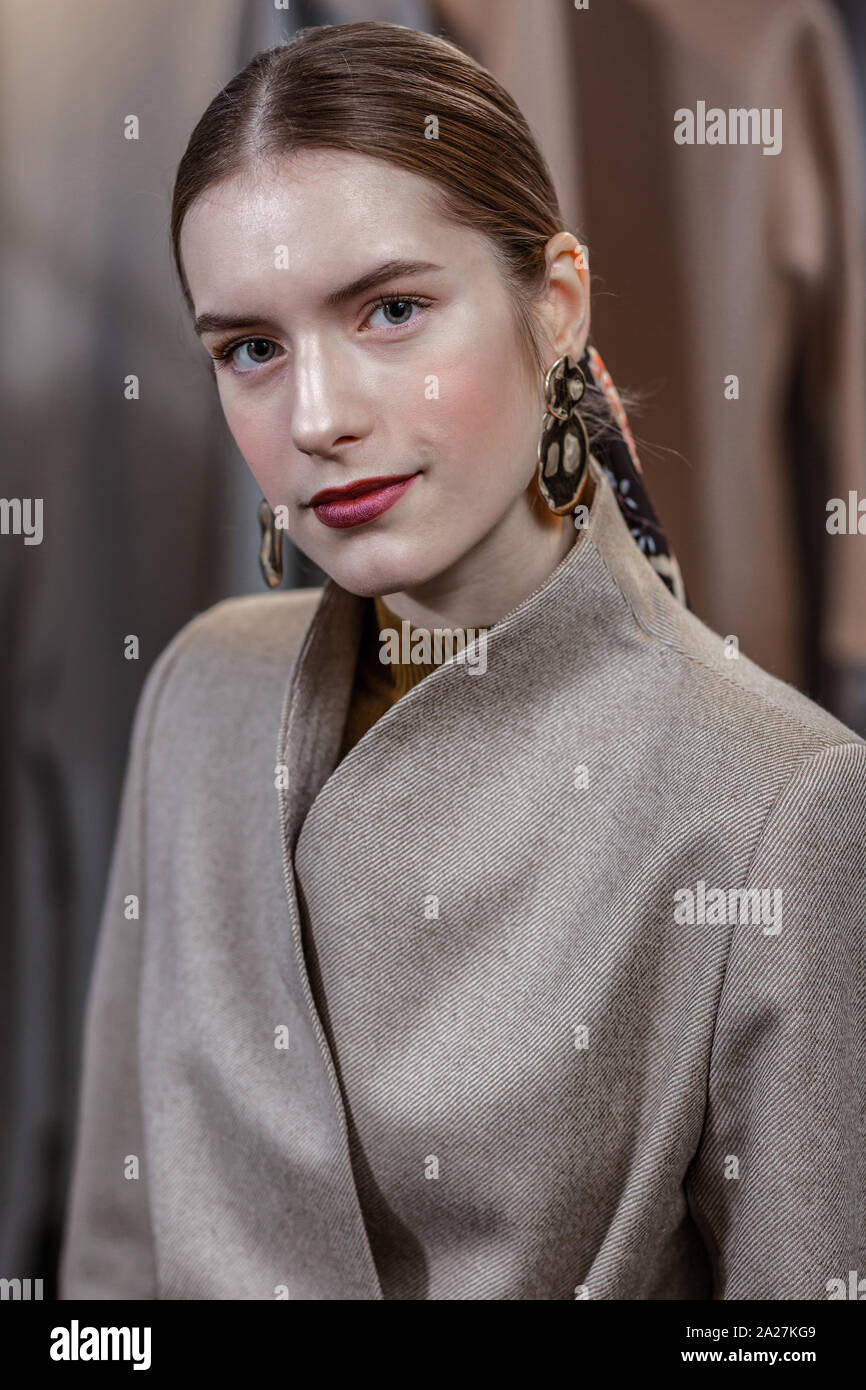 Close up picture of a good-looking stylish young lady wearing ...