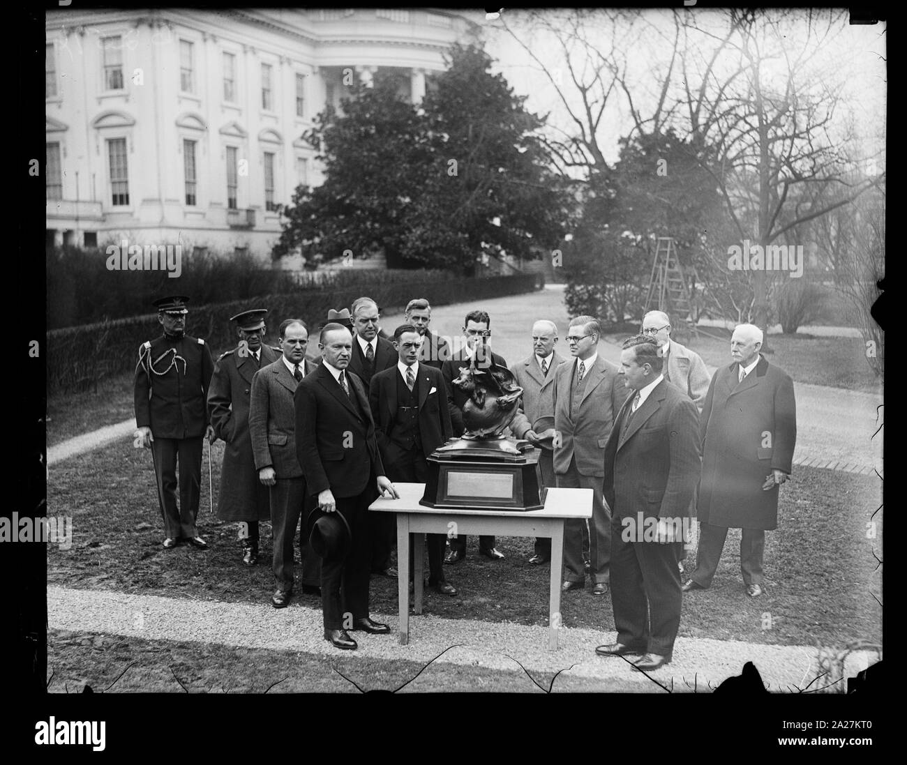 President Coolidge presents Collier Trophy to New York man for most ...