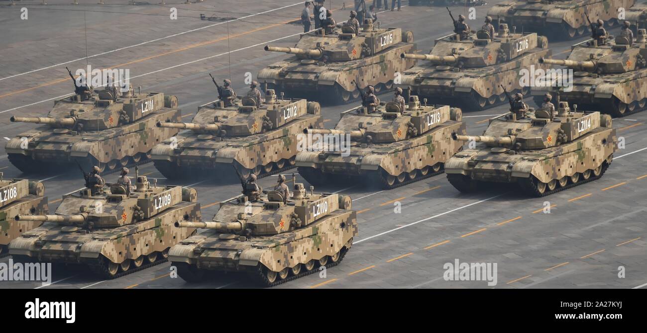 Tanks in formation hi-res stock photography and images - Alamy