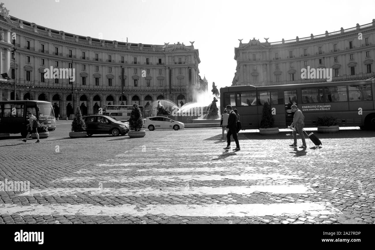 Piazza fountain roundabout hi-res stock photography and images - Alamy