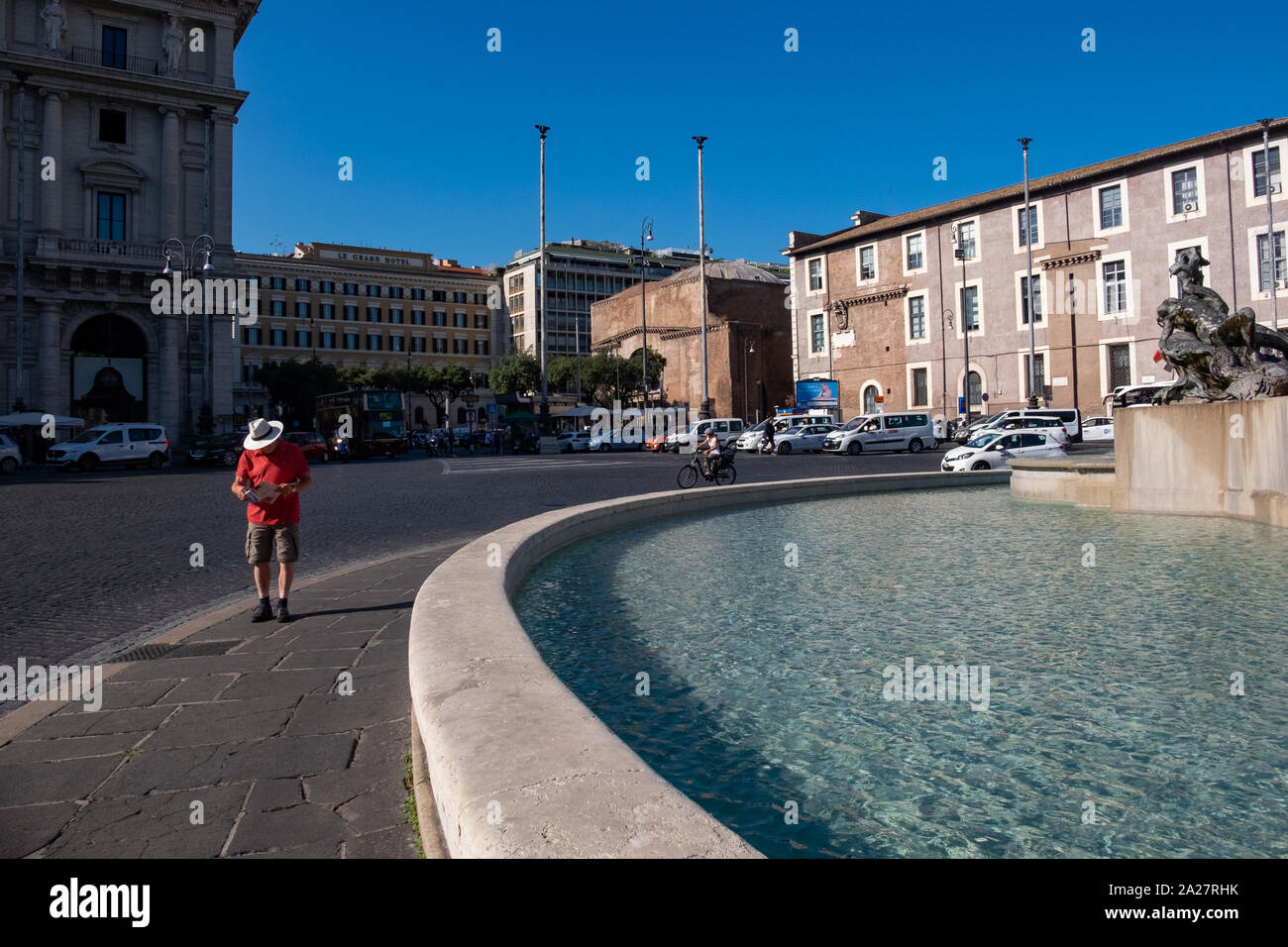 Piazza fountain roundabout hi-res stock photography and images - Alamy
