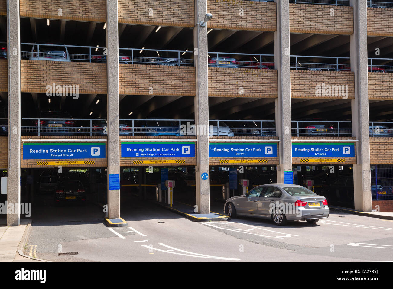 A car drives into the multi-storey car park at Reading Station Stock ...