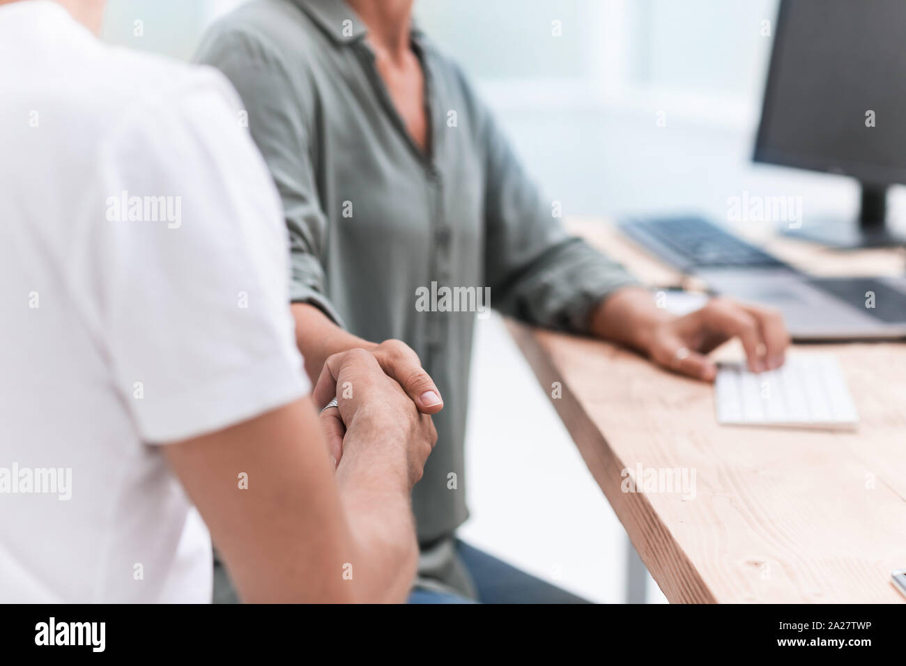 close up. handshake business people at the Desk Stock Photo - Alamy
