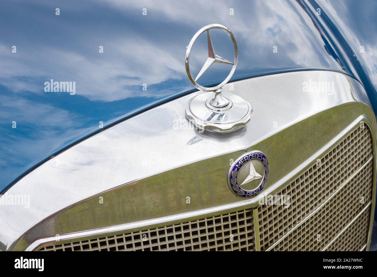Mercedes badge hi-res stock photography and images - Alamy