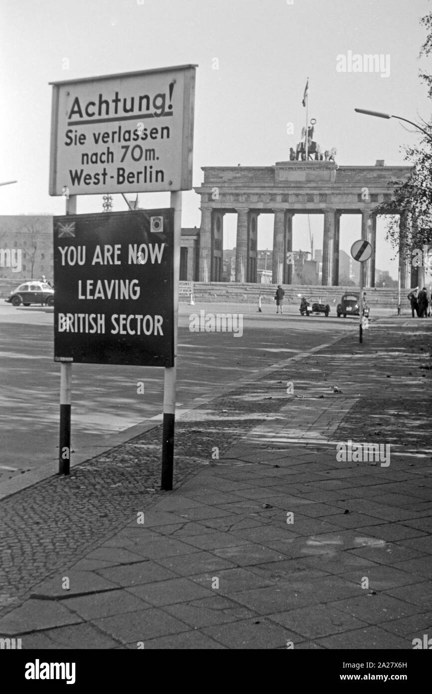 Blick auf das Brandenburger Tor mit der Mauer in Berlin, Deutschland ...