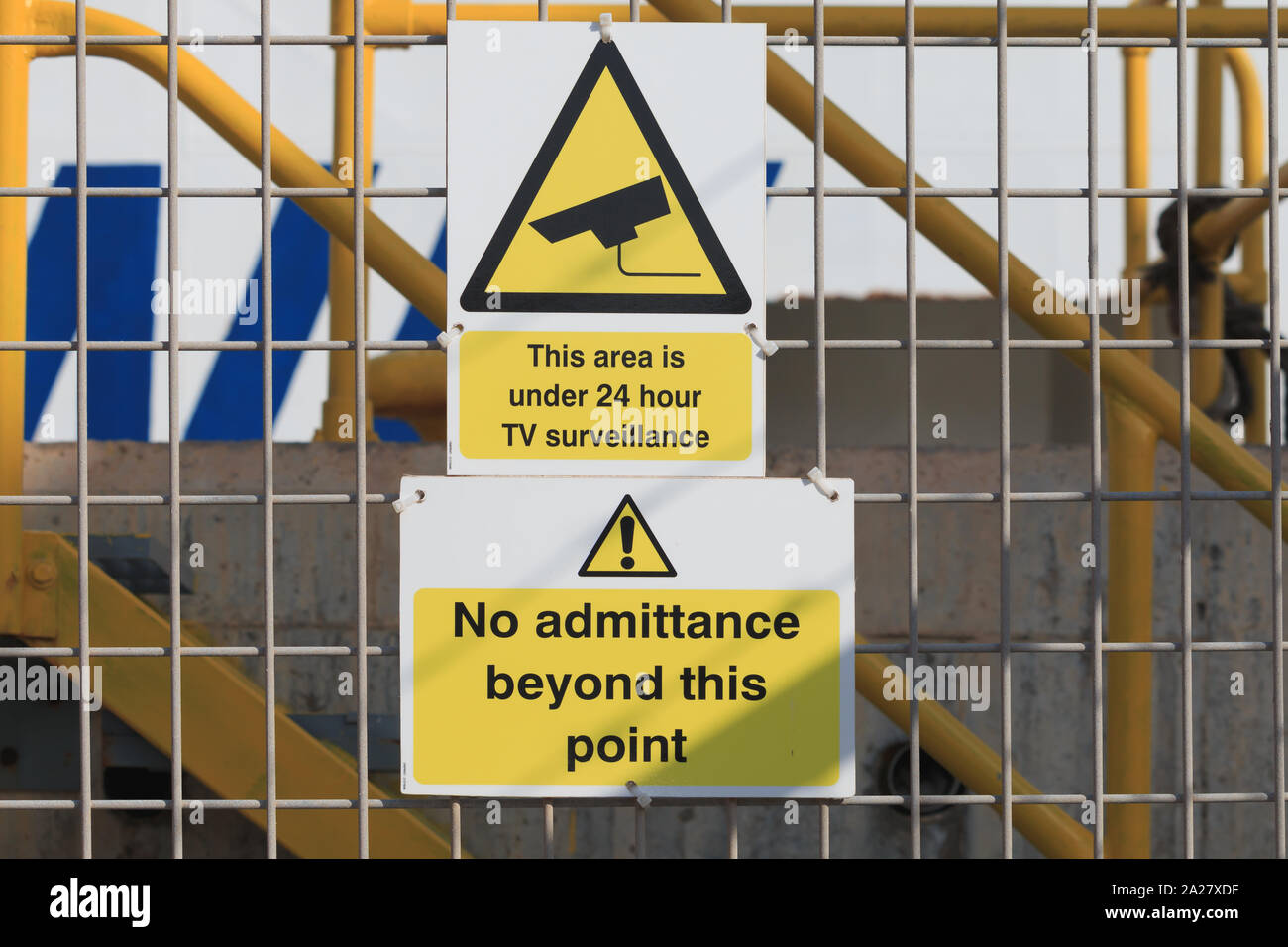 Authorized staff only sign hi-res stock photography and images - Alamy