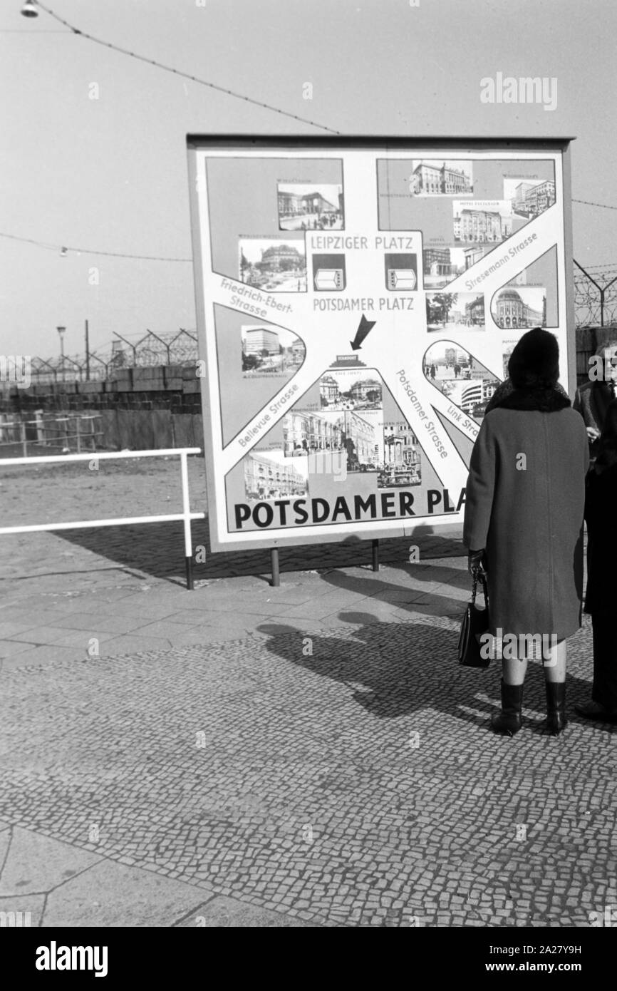 Menschen am Potsdamer Platz in Berlin, Deutschland 1963. People at ...