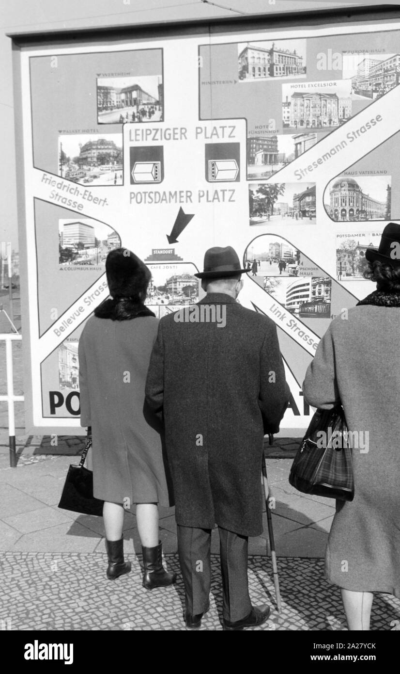 Menschen am Potsdamer Platz in Berlin, Deutschland 1963. People at ...