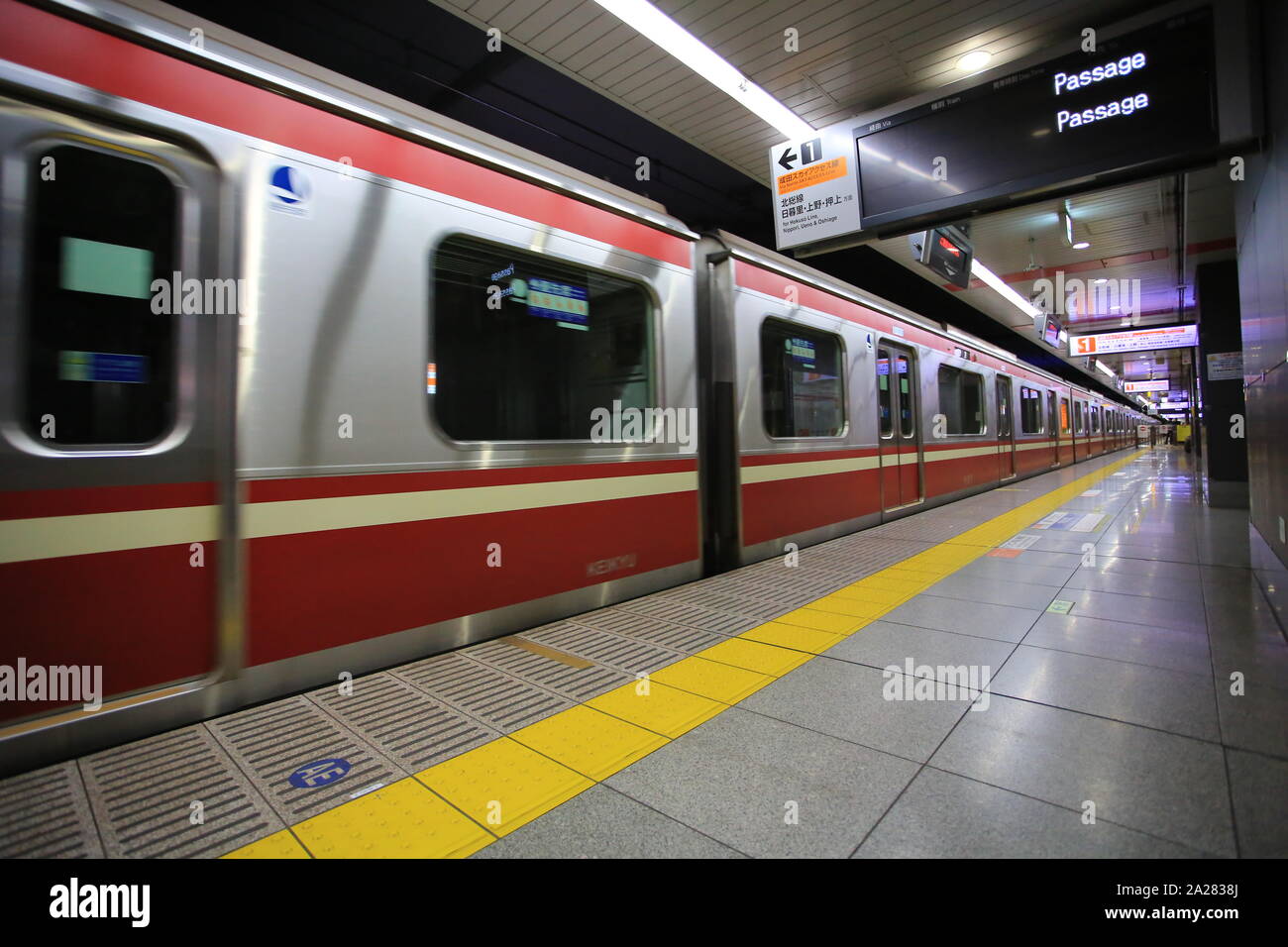 tokyo subway station Stock Photo - Alamy