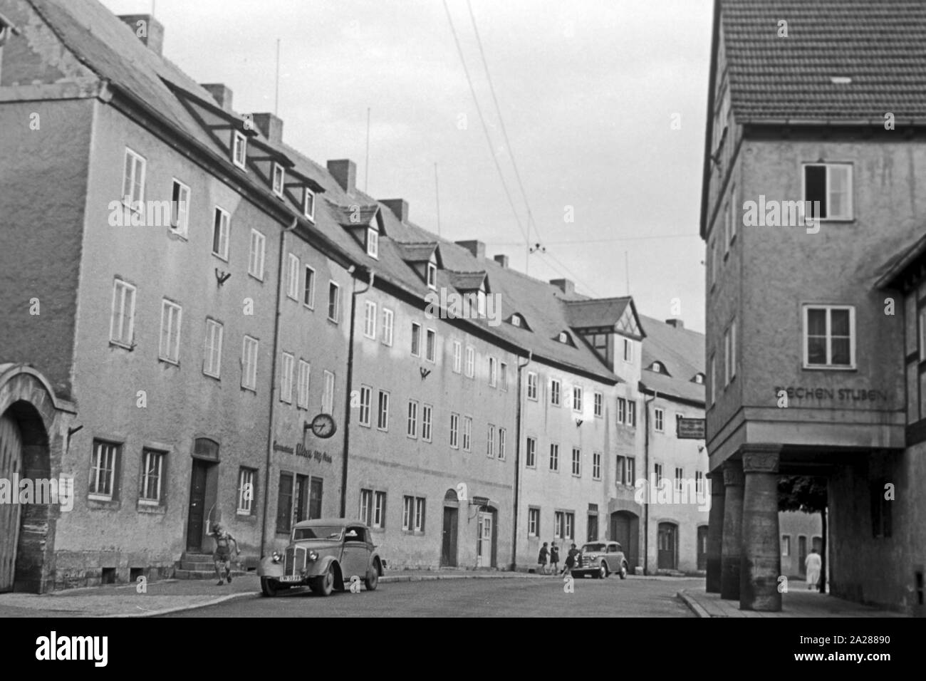 Unterwegs in den Straßen von Weimar, Deutschland 1950. At the streets ...