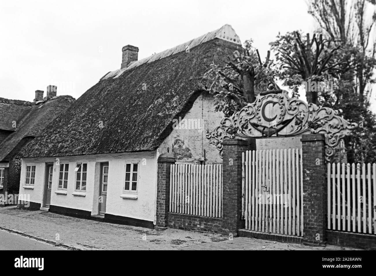 Malerisches altes Haus mit Hofeinfahrt in Wy auf der Insel Föhr ...