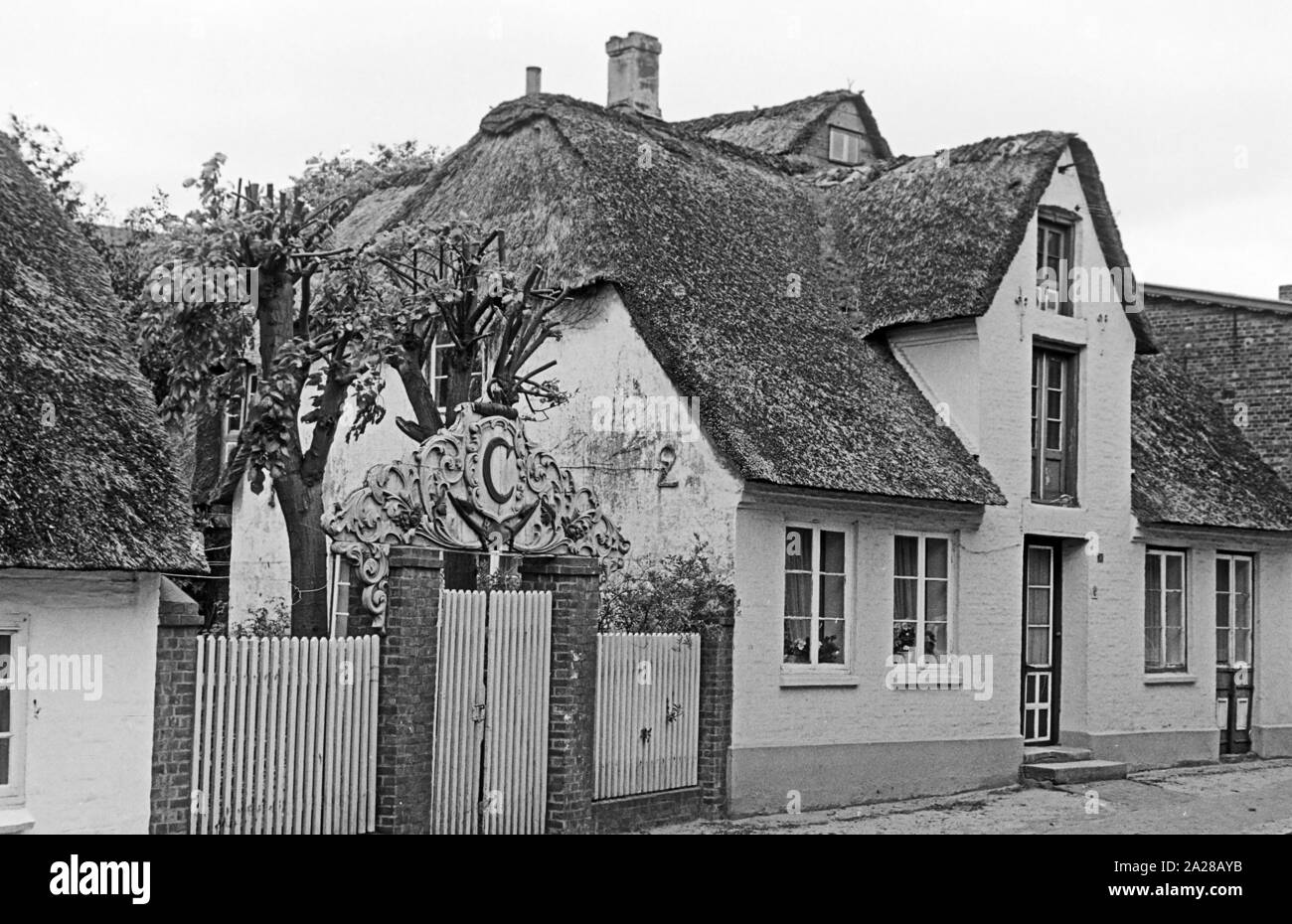 Malerisches altes Haus mit Hofeinfahrt in Wy auf der Insel Föhr ...