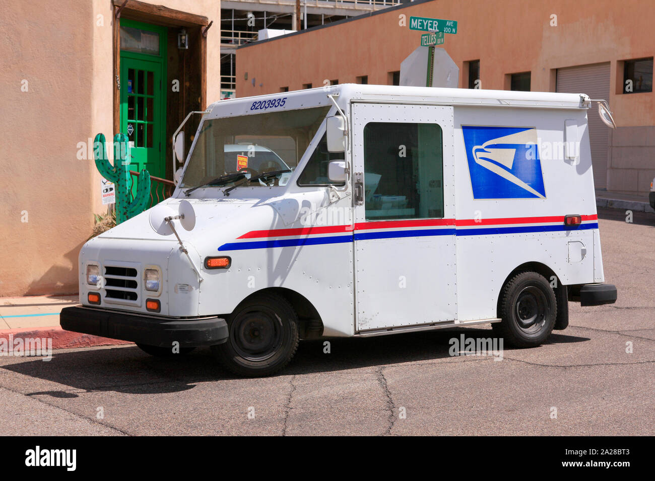 Usps mail truck hi-res stock photography and images - Alamy