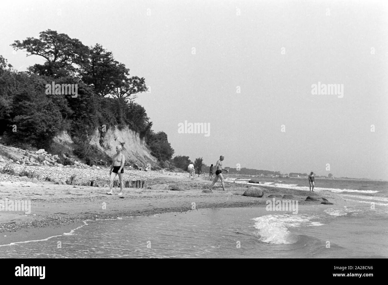 Sommerferien am Strand der Nordsee, Deutschland 1960er Jahre. Holidays ...