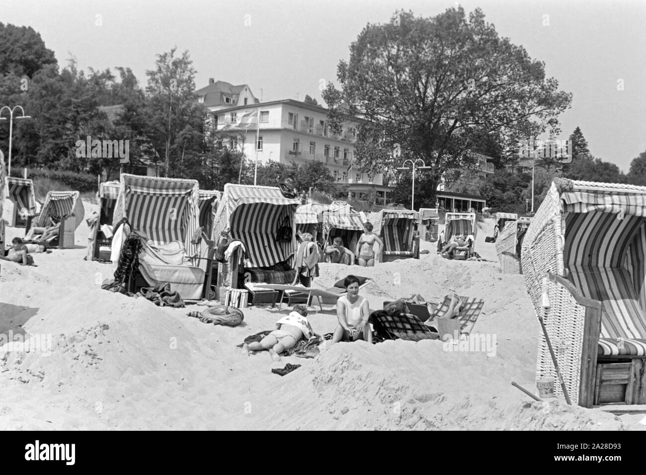 Sommerferien am Strand der Nordsee, Deutschland 1960er Jahre. Holidays ...